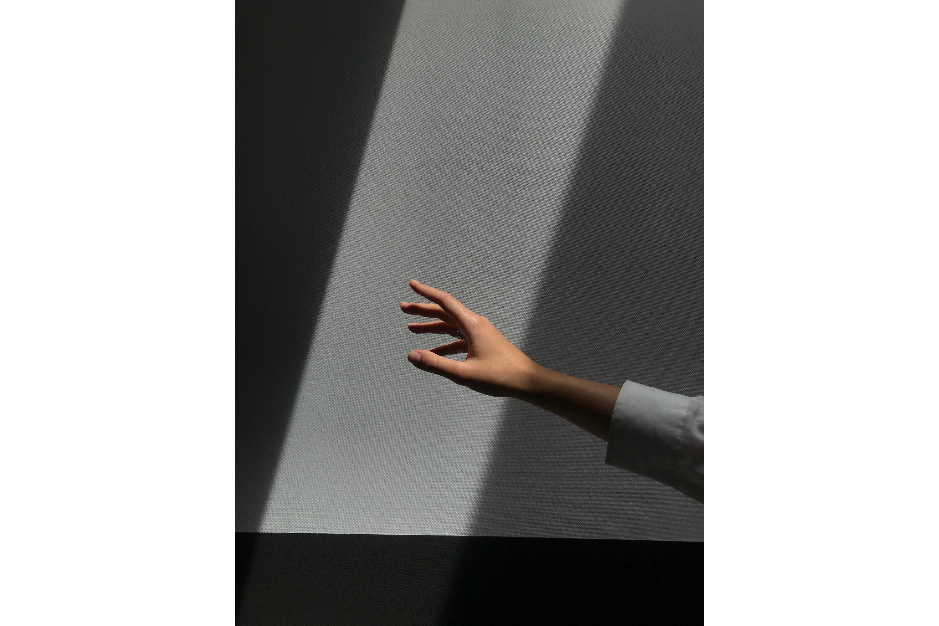 Poster Reaching Hand 70x100 cm - Inredning & dekor - Furniturebox